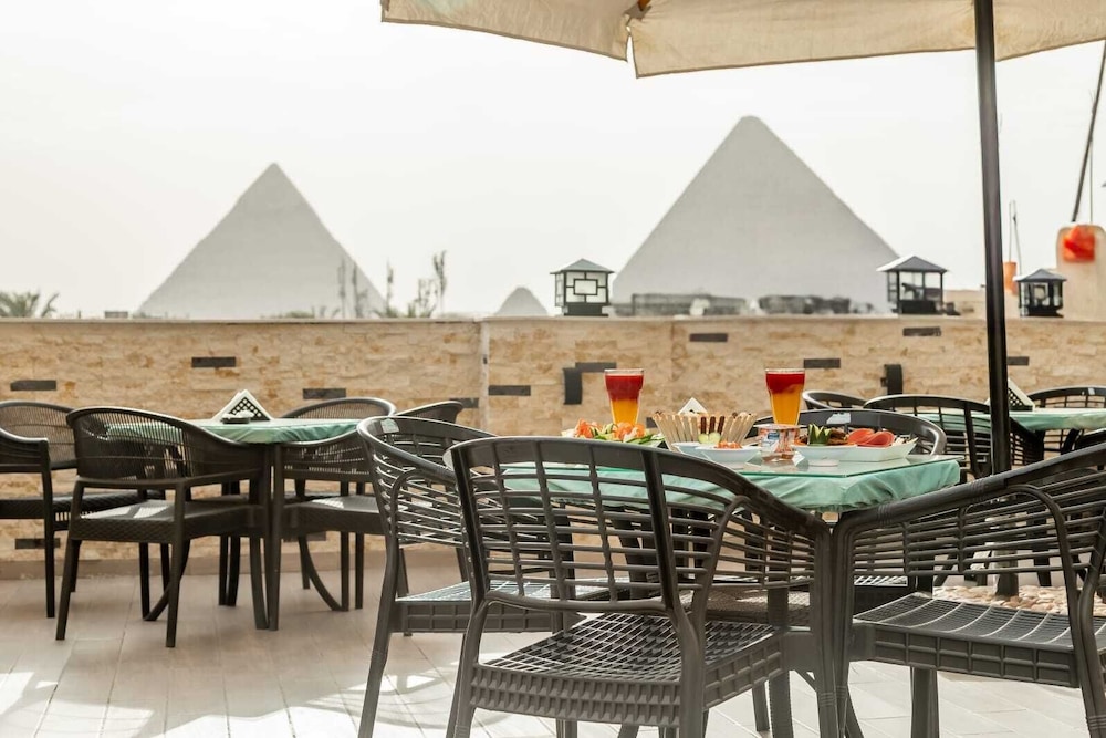 Night Pyramids Inn - Egypti