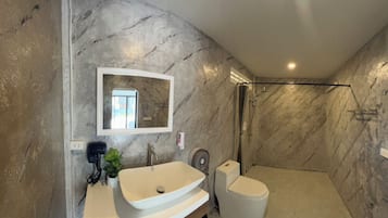 Quarto Deluxe, acesso à piscina | Casa de banho | Artigos de higiene pessoal grátis, toalhas fornecidas, sabão, champô