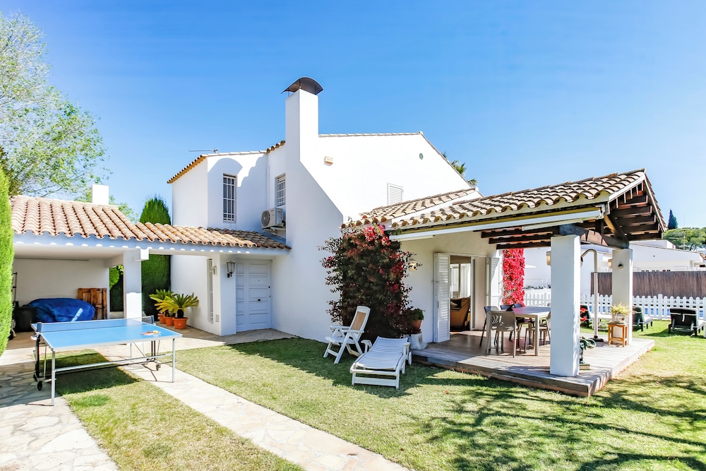Just 10 Minutes From Sitges, House With Private Garden And Pool- - Sitges