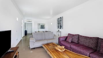 Apartamento, 2 quartos, Vista para a cidade | Sala de estar