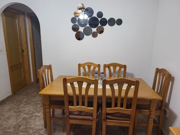 Apartamento, 2 quartos, varanda | Sala de jantar