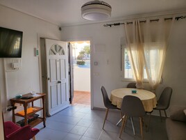 Bangalô, 2 quartos, sacada | Sala de jantar