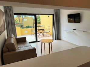 Apartamento, para fumantes, sacada | Comodidades do quarto