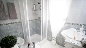 Apartamento, 2 quartos, fumadores, varanda | Casa de banho