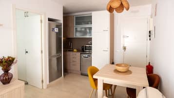 Apartamento, 1 quarto, terraço | Sala de jantar