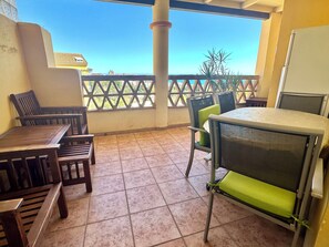 Apartamento, 3 quartos, pƔtio, vista para o jardim | RefeiƧƵes ao ar livre