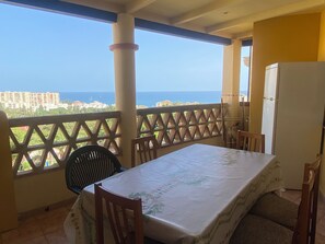 Apartamento, 3 quartos, pƔtio, vista para o jardim | TerraƧo/pƔtio interior