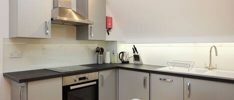 Apartamento (1 Bedroom) | Cozinha privada | Um micro-ondas, um forno, uma máquina de lavar louça