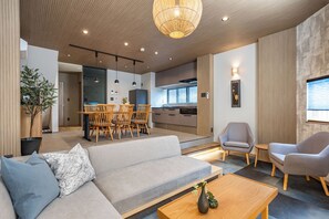 Villa Deluxe | Sala de estar | Televisor de ecrã plano de 65 polegadas com canais digitais 