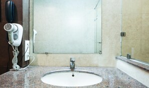 Um polibã, um chuveiro fixo, toalhas fornecidas, sabão