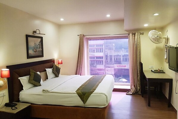 Quarto Duplo de Luxo, Vista para a cidade | Wi-fi grátis, roupa de cama fornecida