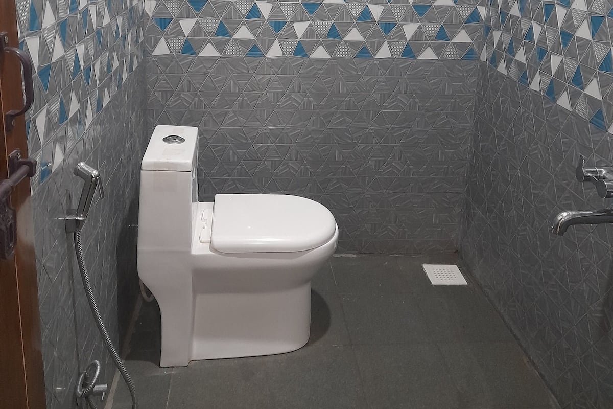 Toalhas de banho, sabonete, shampoo, papel higiênico