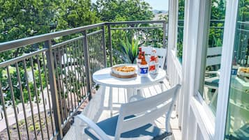 Suíte com design assinado, 1 quarto, sacada, no canto | Terraço/pátio