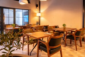 Pequenos-almoços, jantares e brunches (fins de semana) servidos 