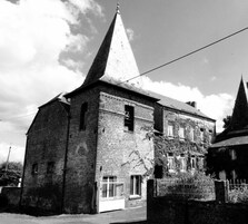 Um edifício histórico com uma torre imponente e fachada de tijolos.