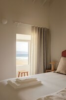 Quarto casal ou duplo luxo, vista para a praia | Cofres nos quartos, cortinas blackout, Wi-Fi de cortesia, roupa de cama