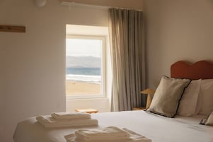 Quarto casal ou duplo luxo, vista para a praia | Cofres nos quartos, cortinas blackout, Wi-Fi de cortesia, roupa de cama
