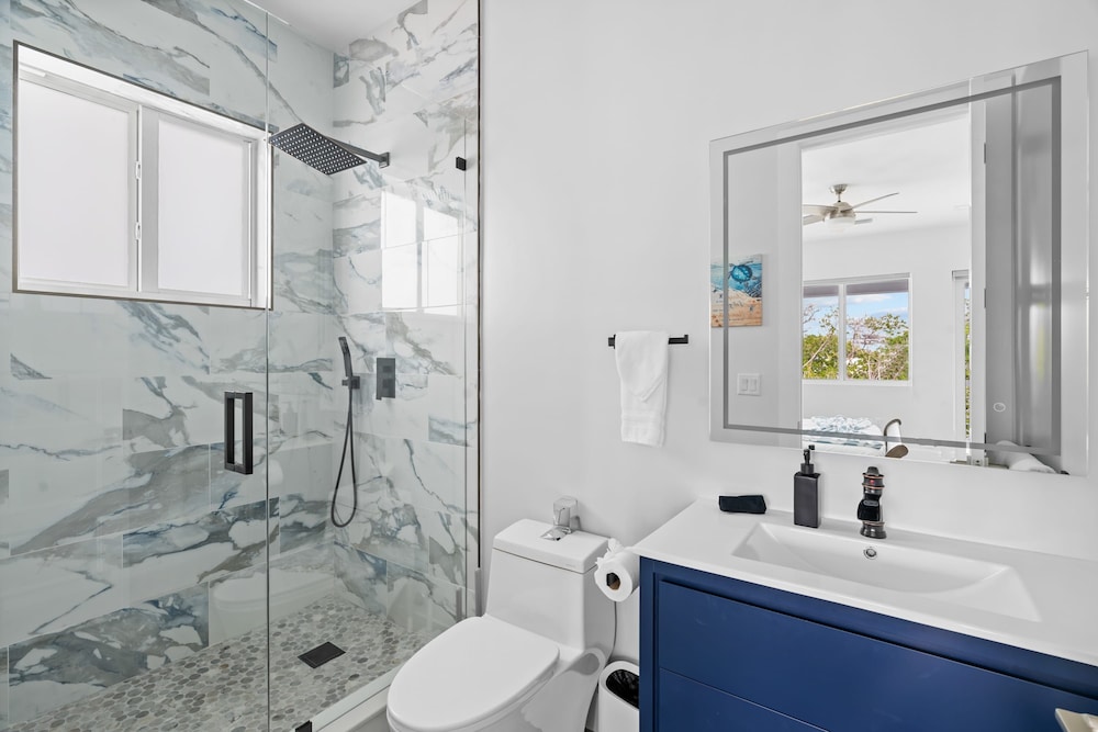 Luna Light Waterfront Pool Dock Views - Key Colony Beach, FL