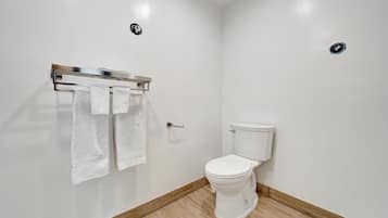 Quarto casal luxo, para não fumantes | Banheiro | Toalhas de banho, sabonete, papel higiênico