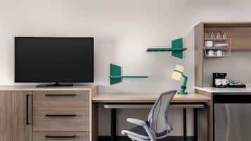 Suíte, 1 quarto | Cofres nos quartos, escrivaninha, espaço de trabalho para notebook