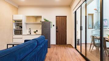 Loft, varanda | Área de estar | Smart TV 45 polegadas com canais digitais