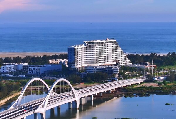 Hualuxe Resort Beihai Silver Beach By Ihg - Beihai