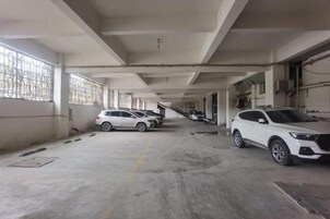 Um estacionamento subterrâneo com vários carros estacionados.