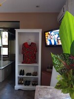 Suíte romântica, 1 cama Queen, para não fumantes, ar-condicionado | Wi-Fi de cortesia, roupa de cama