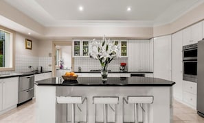 Villa Deluxe, vista para o jardim | Cozinha privada | Uma cadeira de bebé