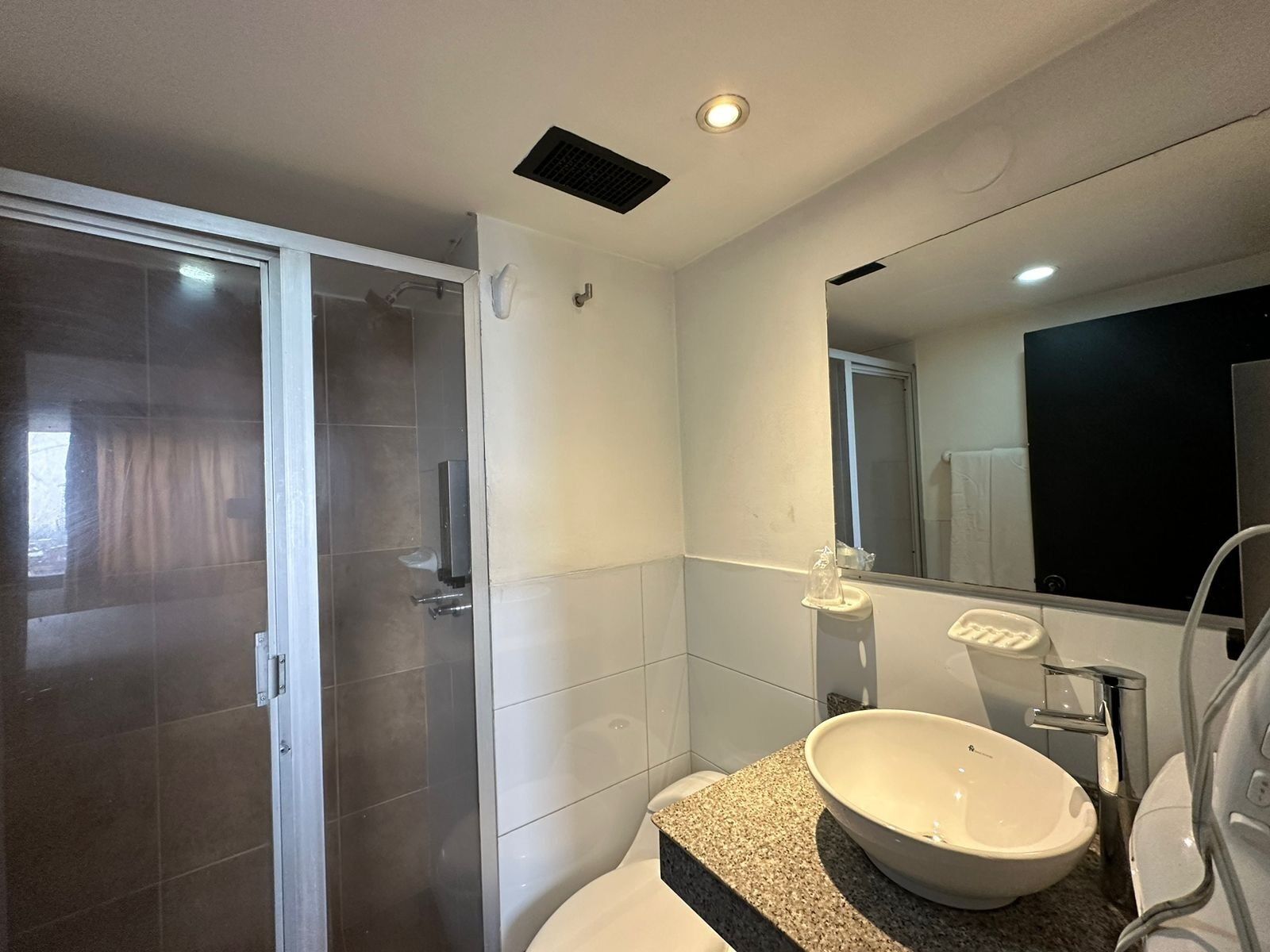 Quarto Quádruplo Superior | Casa de banho | Uma banheira, toalhas fornecidas, sabão, champô 