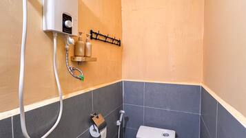 Um polibã, um chuveiro fixo, um secador de cabelo, chinelos