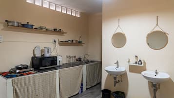 Um micro-ondas, uma placa de cozinha, utensílios de cozinha