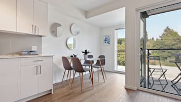 Studio_2Beds | 2 quartos, secretária, secretária adequada para computadores portáteis