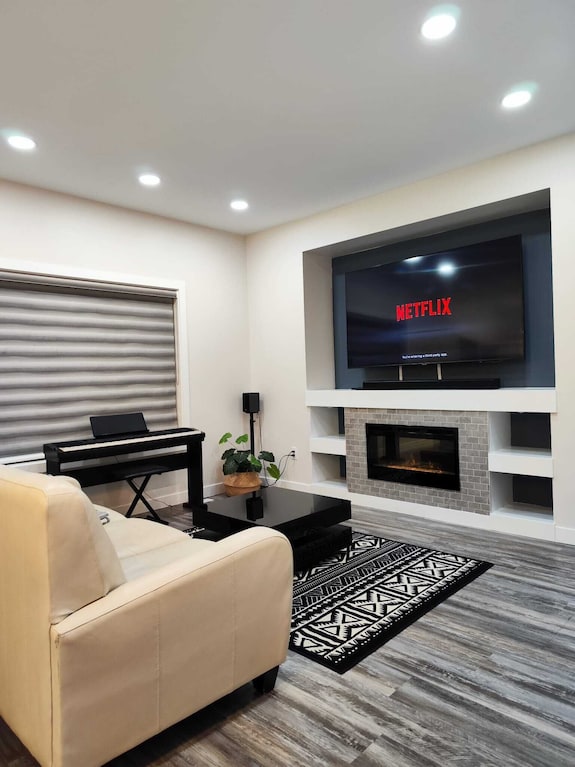 Flamingo Home! A Family-friendly Home With 4 Bedrooms And 3 Bathrooms. - Winnipeg