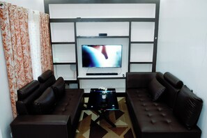 Casa Signature, 3 quartos, varanda | Sala | Smart TV de 55 polegadas com canais digitais 