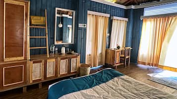 1 quarto, cofre no quarto, secretária