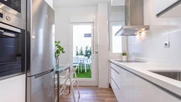 Apartamento, 2 quartos, terraço | Cozinha privada | Um frigorífico, um micro-ondas, um forno, uma placa de cozinha