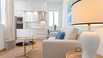 Apartamento, 1 quarto | Sala de estar | Smart TV de 30 polegadas com canais digitais