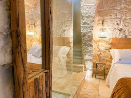 Quarto design | Frigobar, cofres nos quartos, escrivaninha