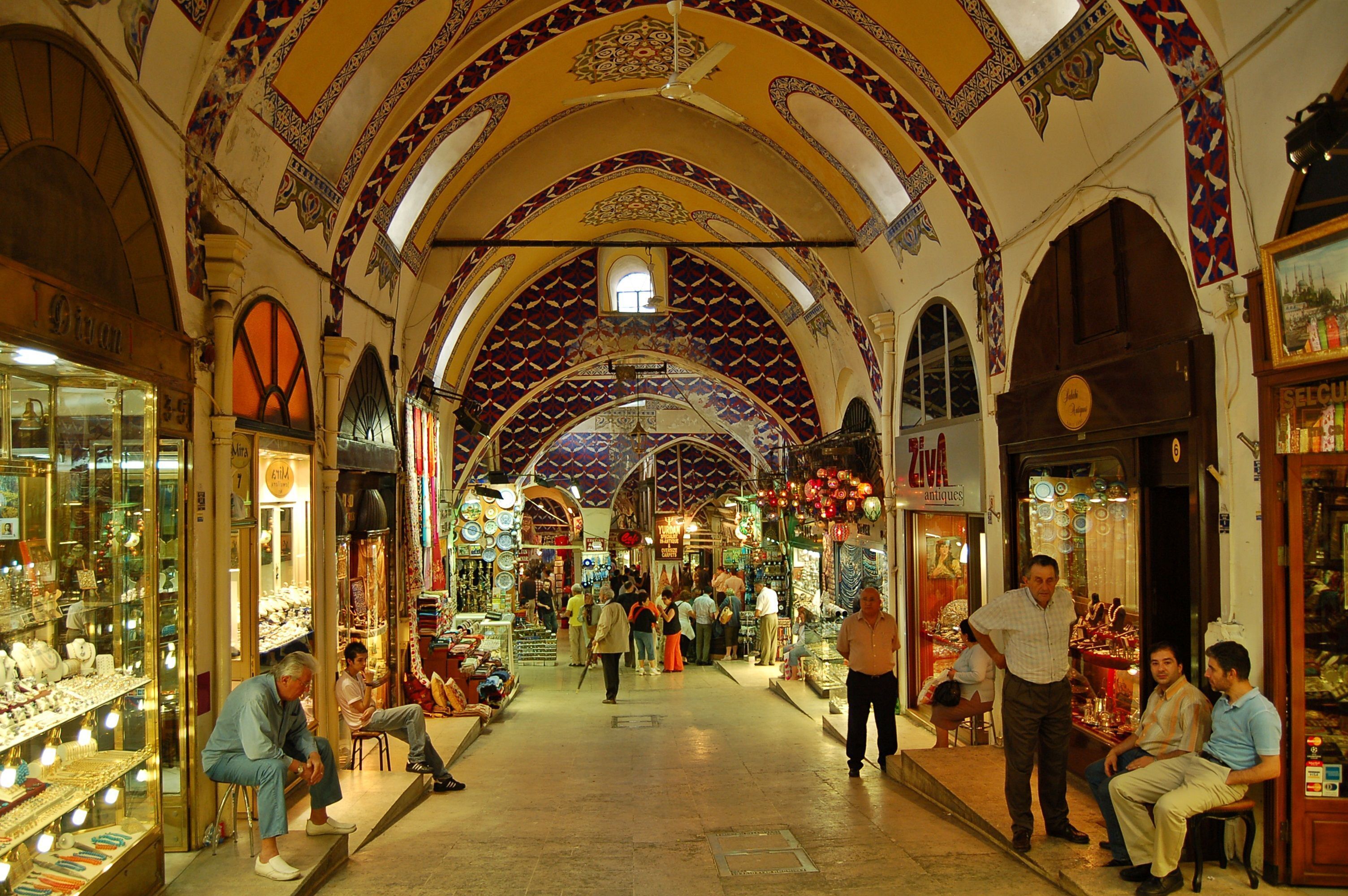 Um mercado interno com arcos e diversos estabelecimentos.