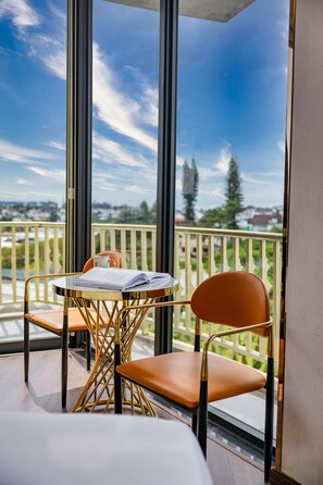 Quarto casal superluxo, vista para o jardim | Roupas de cama premium, frigobar (abastecido com alguns itens grátis)