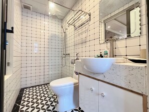 Escrivaninha, quartos à prova de som, Wi-Fi de cortesia, roupa de cama