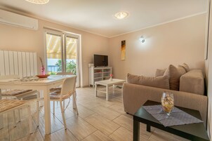 Apartamento conforto, 1 quarto, vista para o mar | Área de estar | TV de tela plana