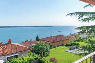 Duplex panorâmico, 3 quartos, sacada, vista para o mar | Terraço/pátio