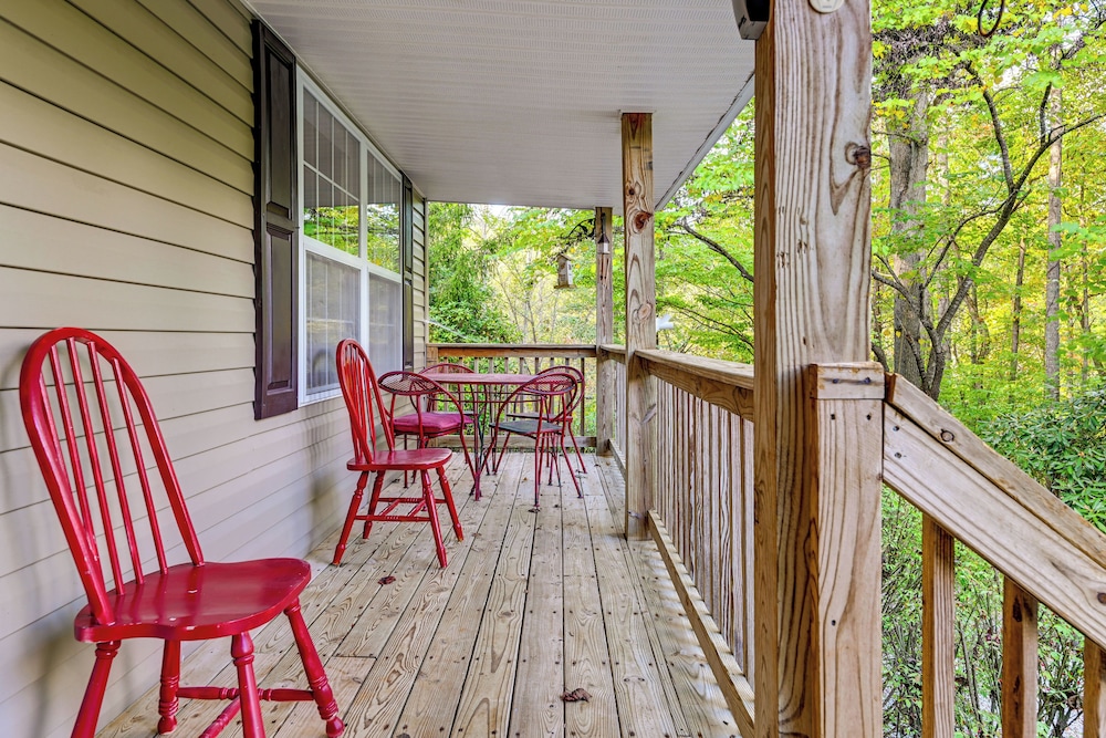 7 Mi To Franklin: Peaceful Home W/ Deck & Yard! - Franklin, NC