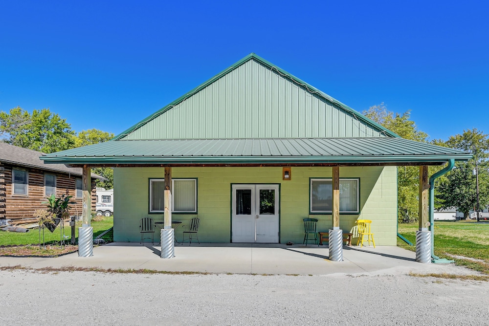 Charming Iowa Home: 1 Mi To Golf - Iowa