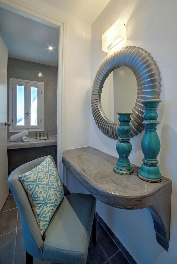 Remvi Suites - Santorini