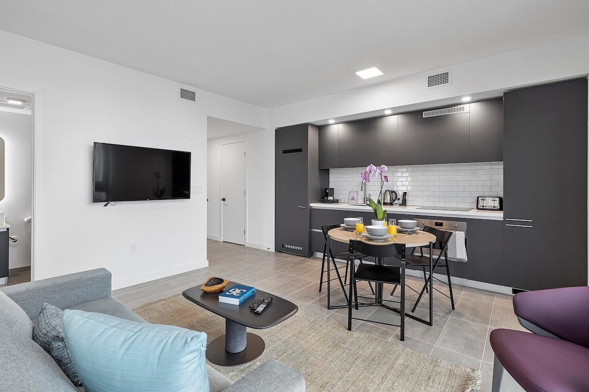 Condo família, 2 quartos, vista para a cidade | Área de estar | Smart TV 55 polegadas com canais digitais, Netflix