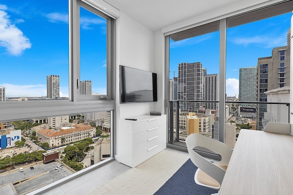 Condo família, 2 quartos, vista para a cidade | Área de estar | Smart TV 55 polegadas com canais digitais, Netflix