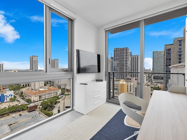 Condo família, 2 quartos, vista para a cidade | Área de estar | Smart TV 55 polegadas com canais digitais, Netflix